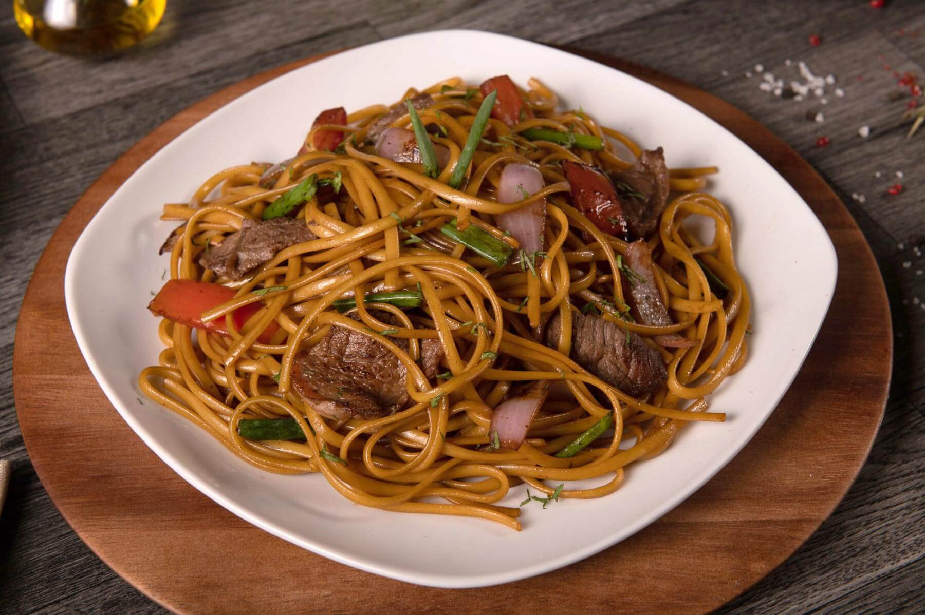 Tallarín Saltado de Carne - Franko's Chicken & Grill